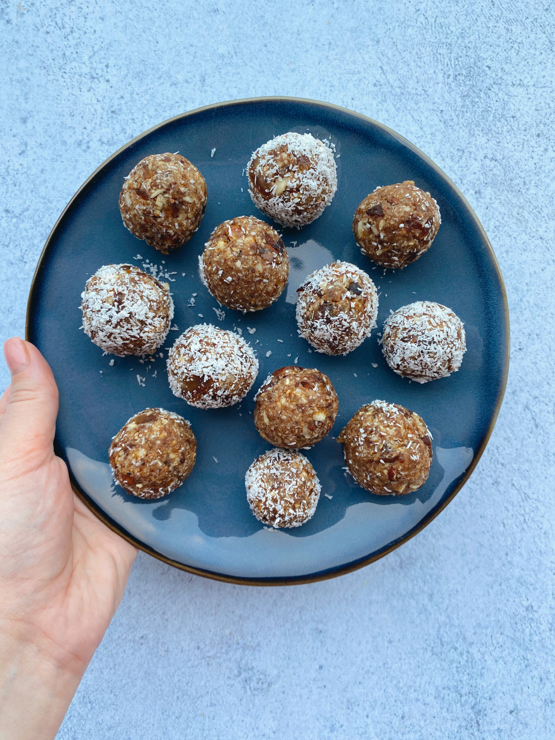 Boules énergétiques aux dattes, à la noisette et à la noix de coco ...